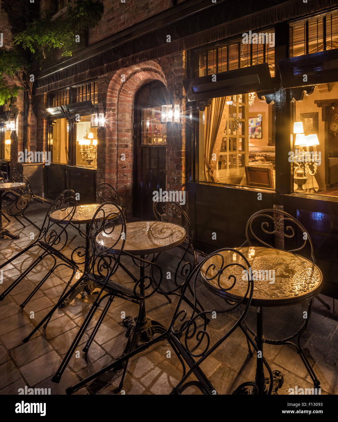 Restaurant night table hi-res stock photography and images - Alamy