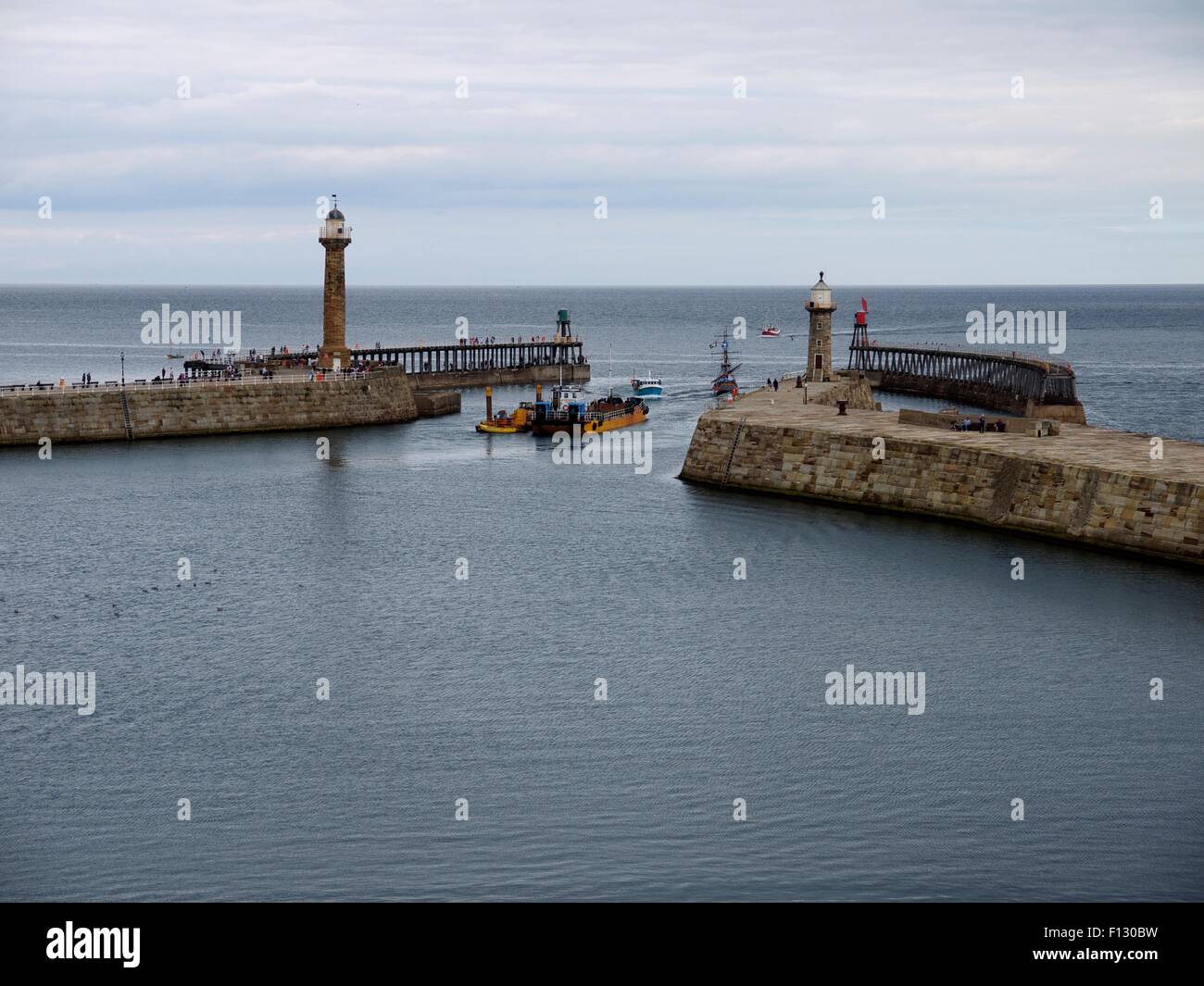 The entrance to Whitby harbor via the east and west piers Stock Photo ...