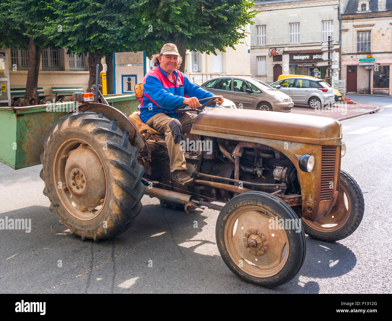 Scruffy old man hi-res stock photography and images - Alamy