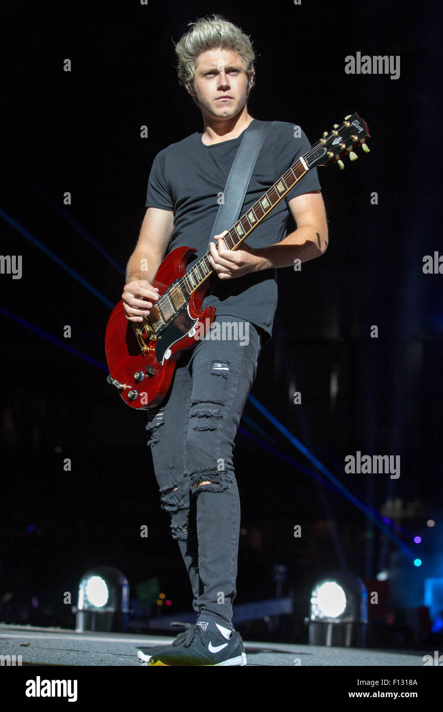 Niall horan guitar hi-res stock photography and images - Alamy