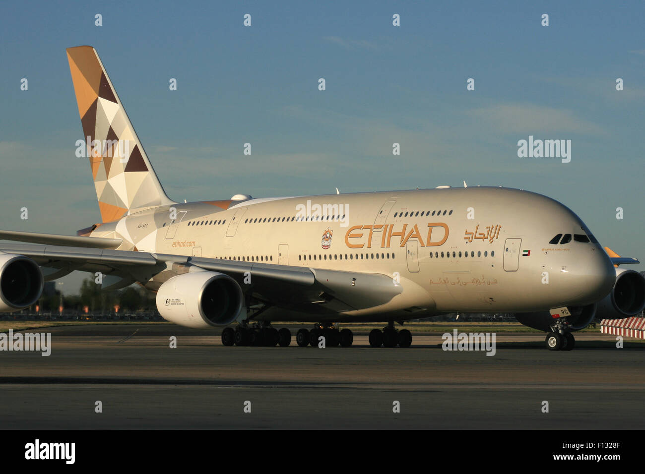 Etihad airways a380 hi-res stock photography and images - Alamy