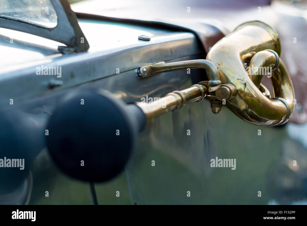 Vintage old car horn hi-res stock photography and images - Alamy