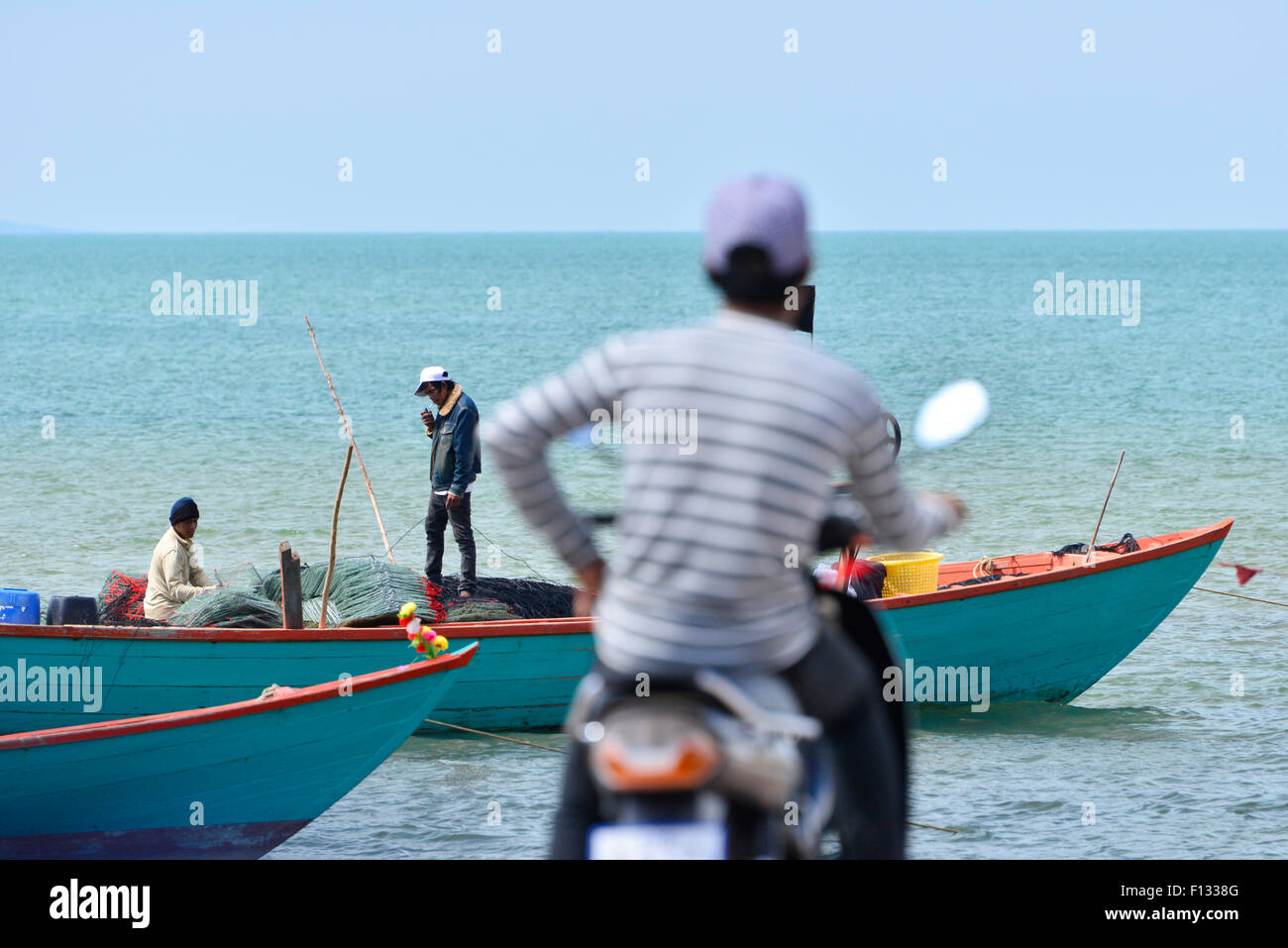 People watching fishing boats hi-res stock photography and images - Alamy
