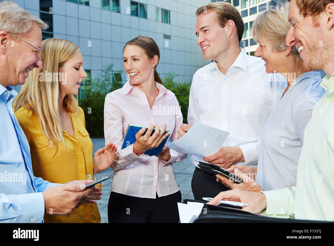 Dynamic people discussion hi-res stock photography and images - Alamy