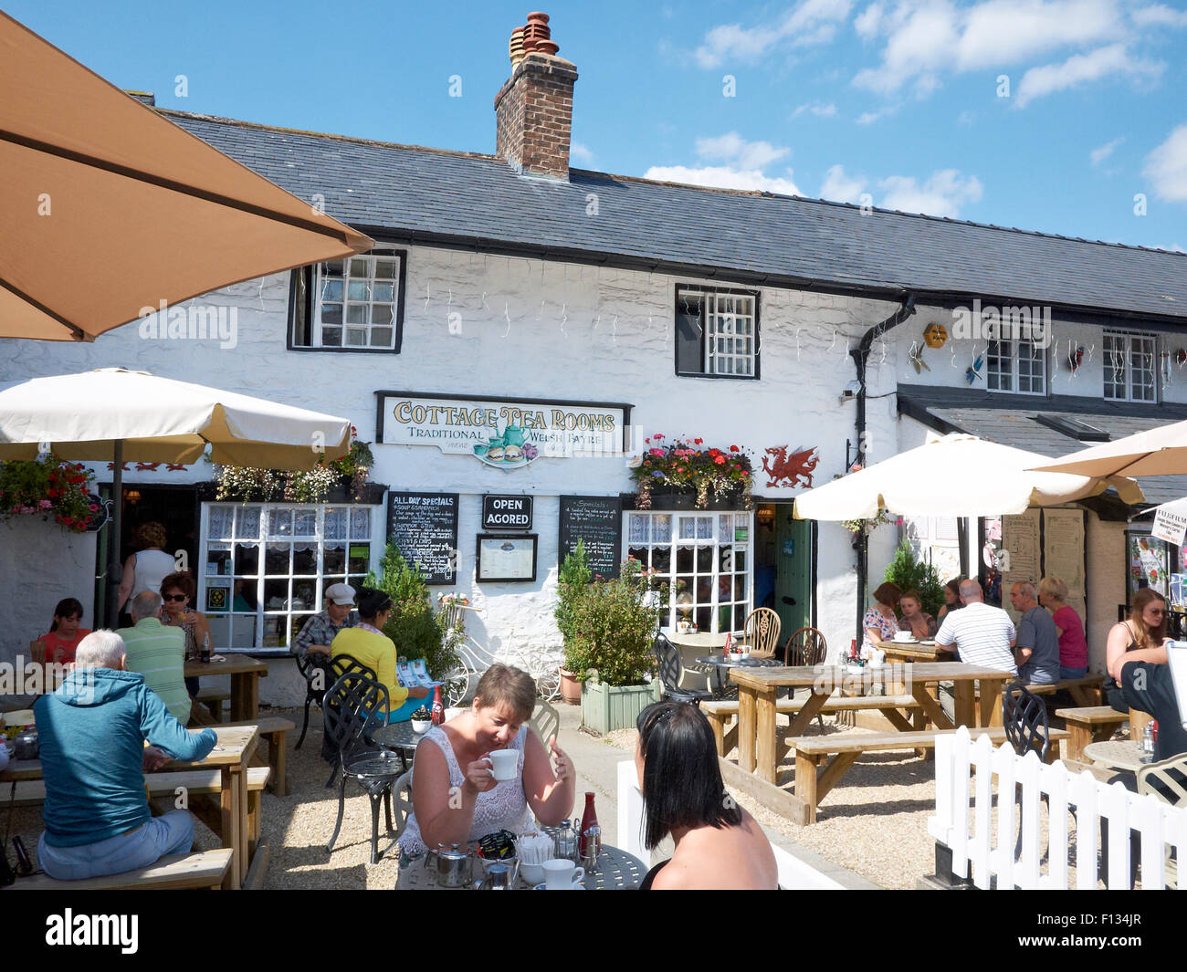 The tea cottage hi-res stock photography and images - Alamy