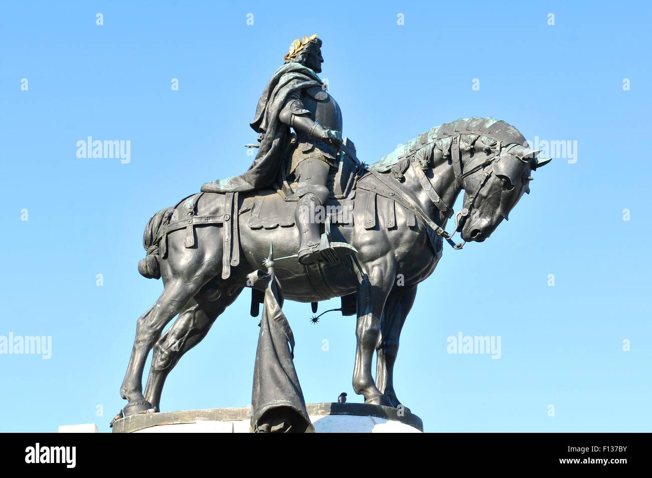 Equestrian statue matthias corvinus matthias hi-res stock photography ...