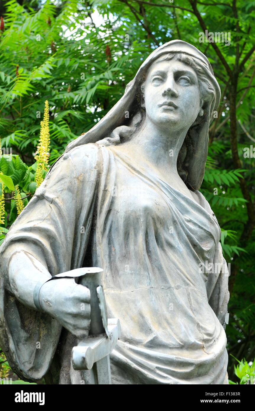 Female roman style statues hi-res stock photography and images - Alamy