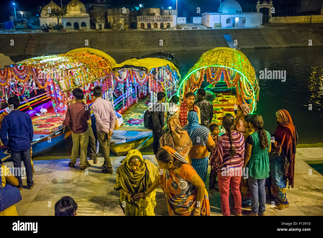 Hindu worshippers dispersing after a holy ceremony on Ramghat in ...