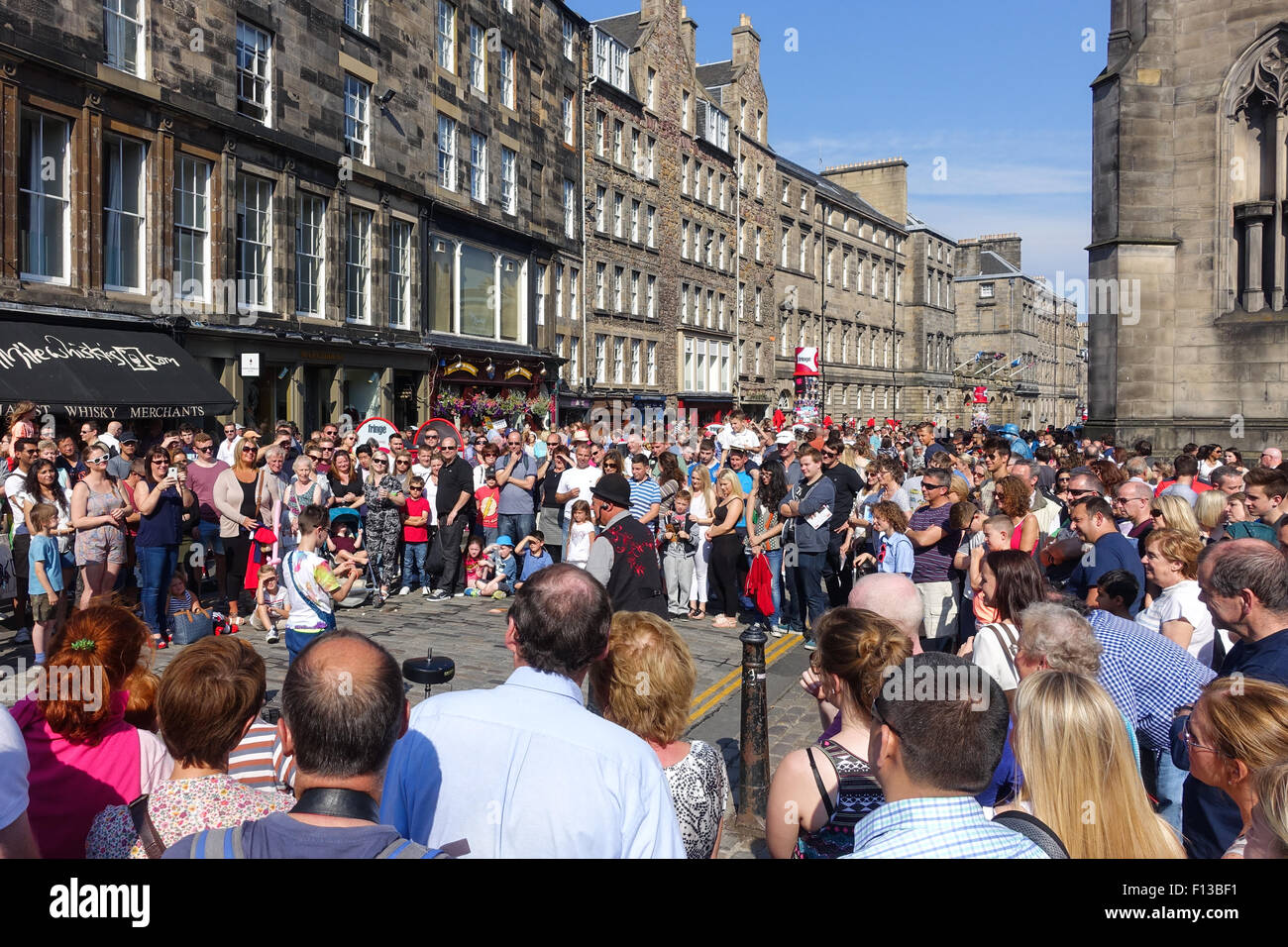 Crowds watching Street Performers, The Royal Mile, during the Edinburgh ...