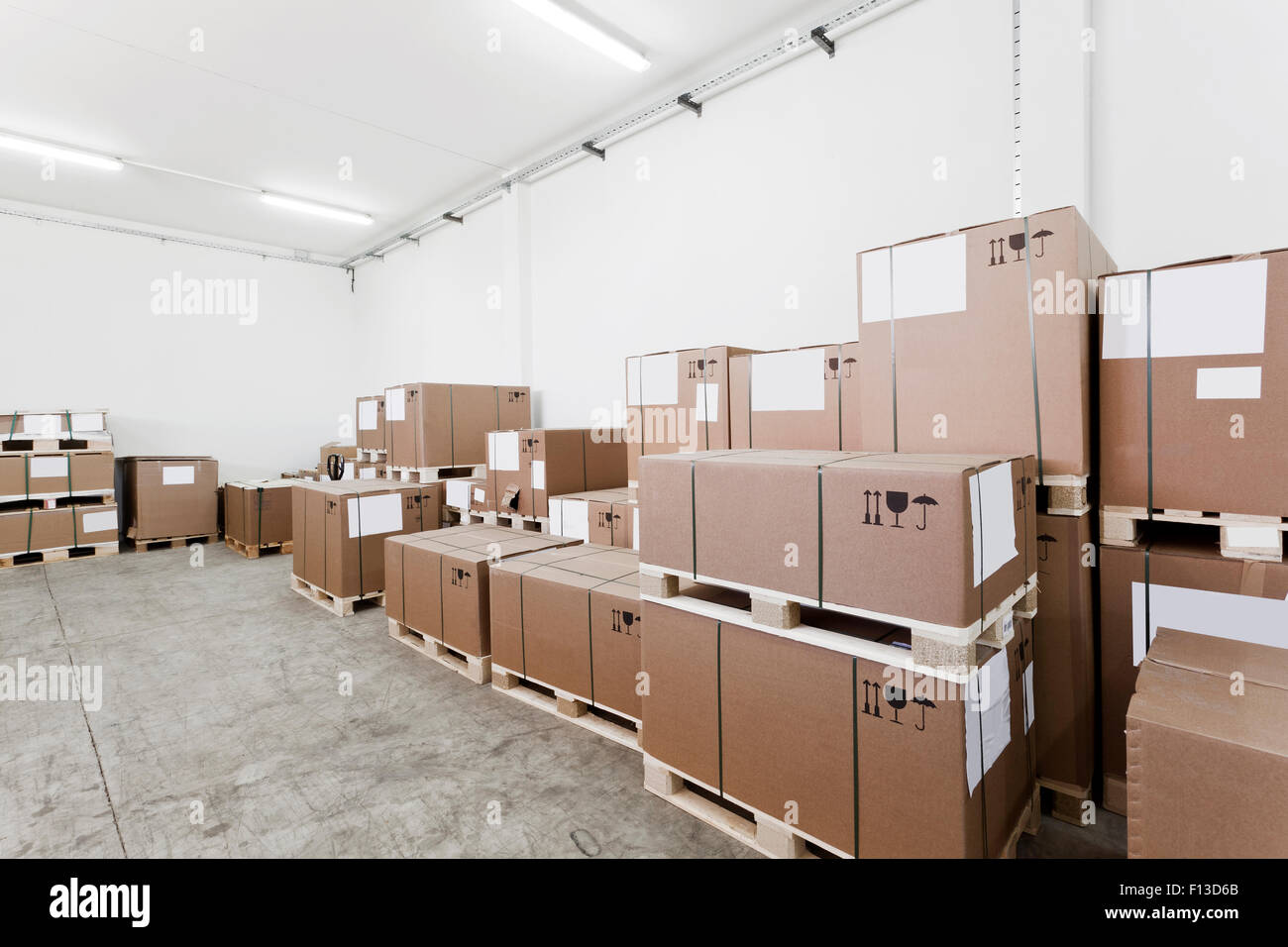 Warehouse boxes hi-res stock photography and images - Alamy