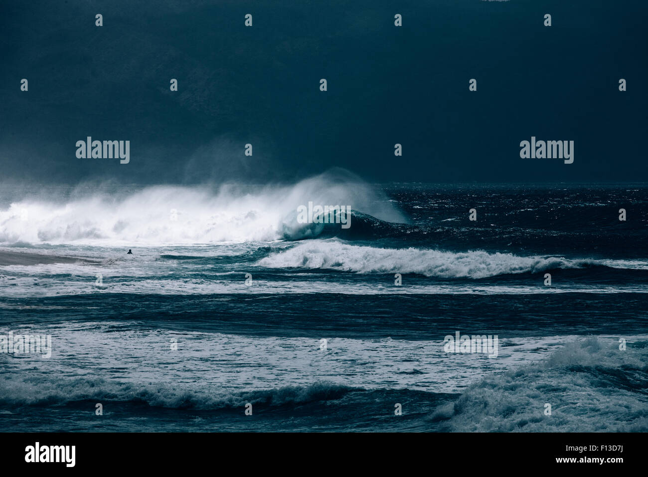 Wave rolling in to the beach Stock Photo - Alamy