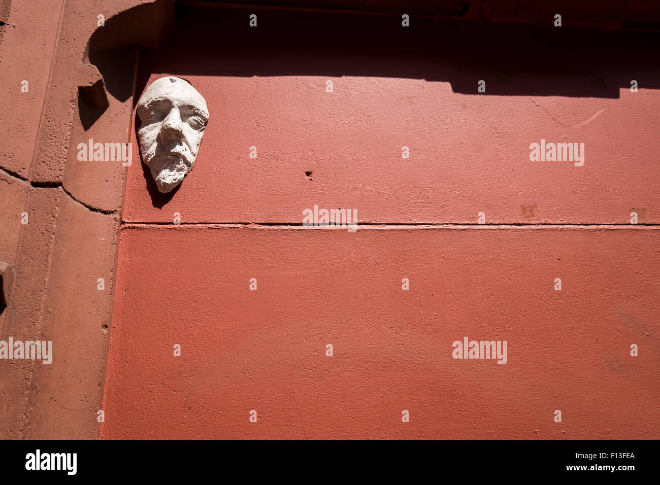 Face sculpture on wall hi-res stock photography and images - Alamy