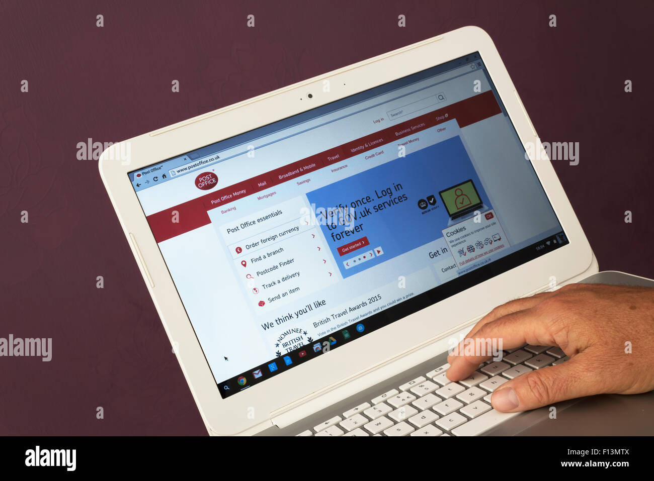 Post it on keyboard laptop hi-res stock photography and images - Alamy