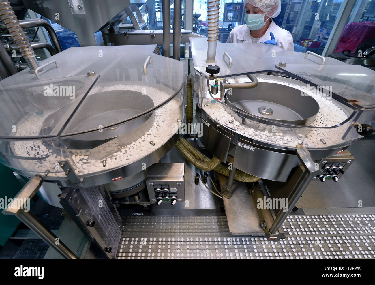 Employees manufactures packaging hi-res stock photography and images ...