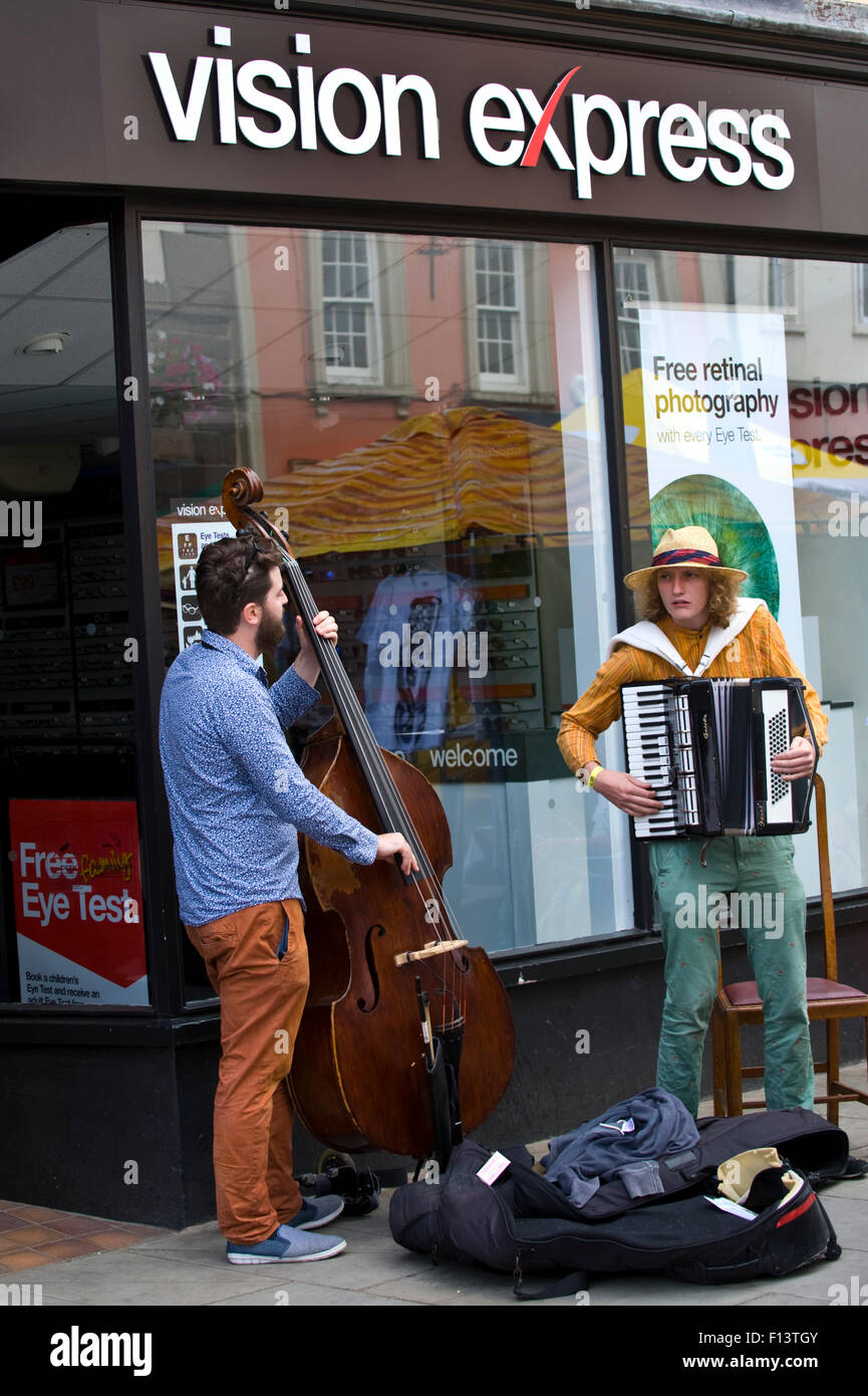 Pavement bass player hi-res stock photography and images - Alamy