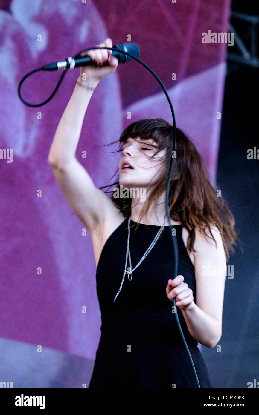 Chvrches singer lauren mayberry performing hi-res stock photography and ...
