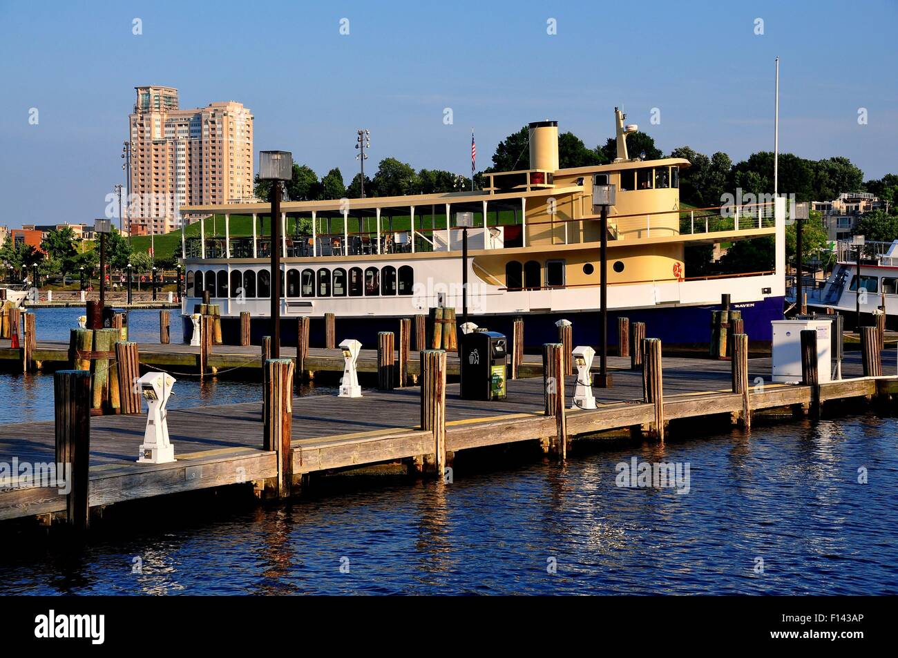 Baltimore, Maryland: The Raven, old-style double decked sightseeing ...