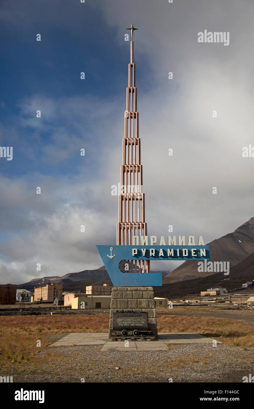 Signpost at the abandoned mining town of Pyramiden on Svalbard Stock ...