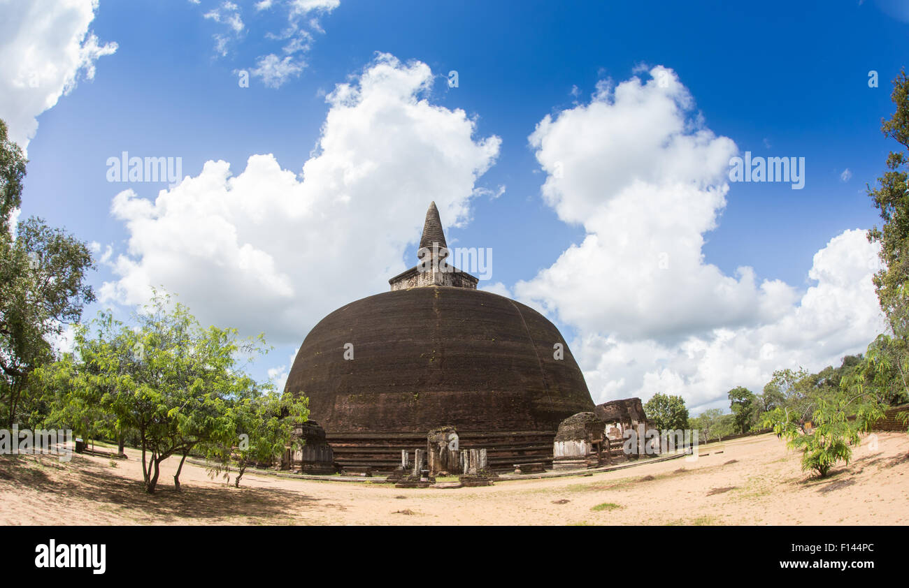 The rear of the Rankoth Vehera, largest Buddhist stupa Stock Photo - Alamy