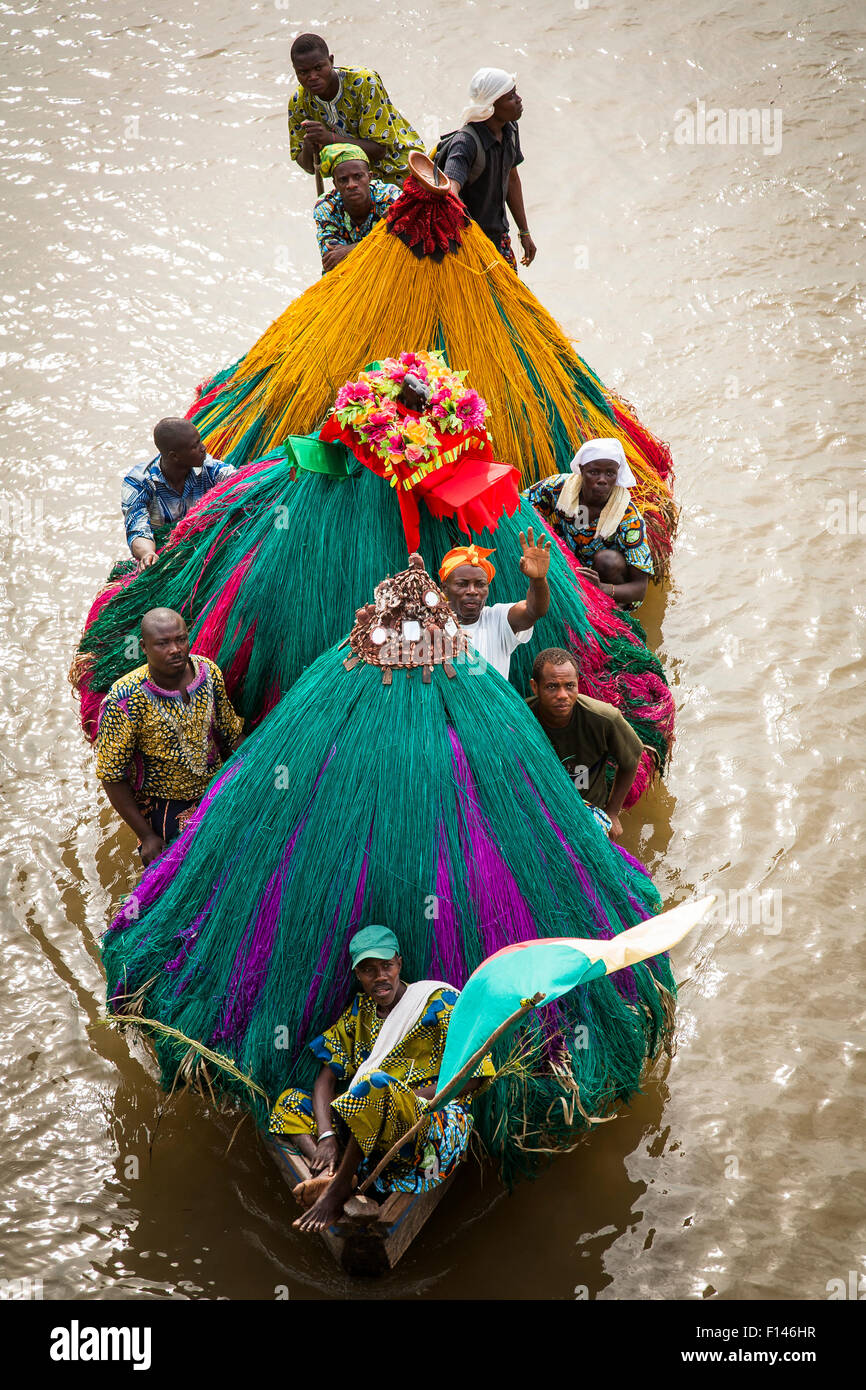 Benin man in traditional clothing hi-res stock photography and images ...