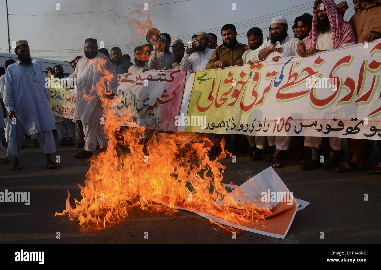 Pakistan flag burning hi-res stock photography and images - Alamy