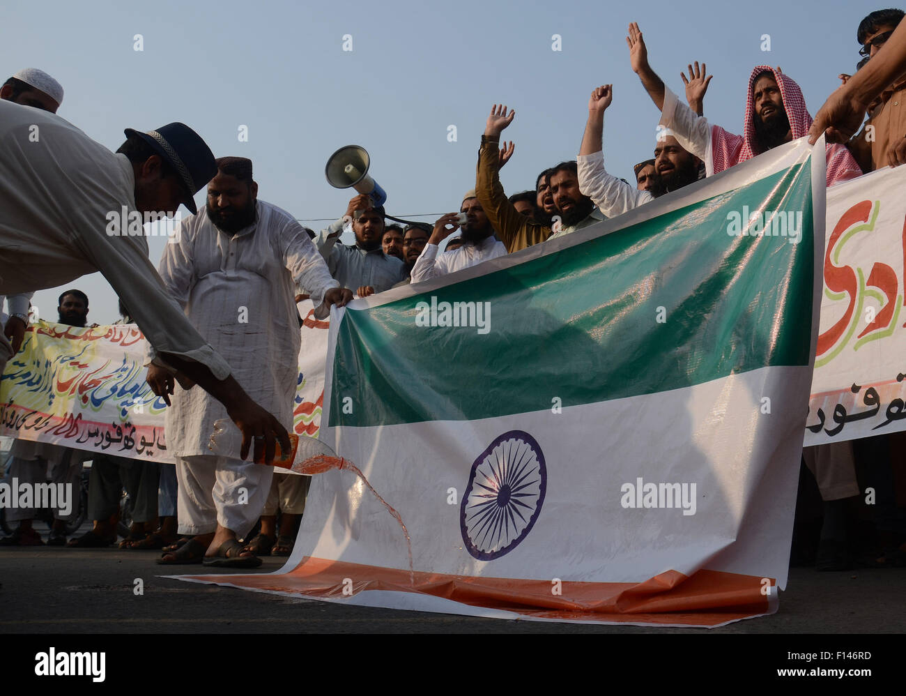 Lahore, Pakistan. 27th Aug, 2015. Pakistani activists of religious ...