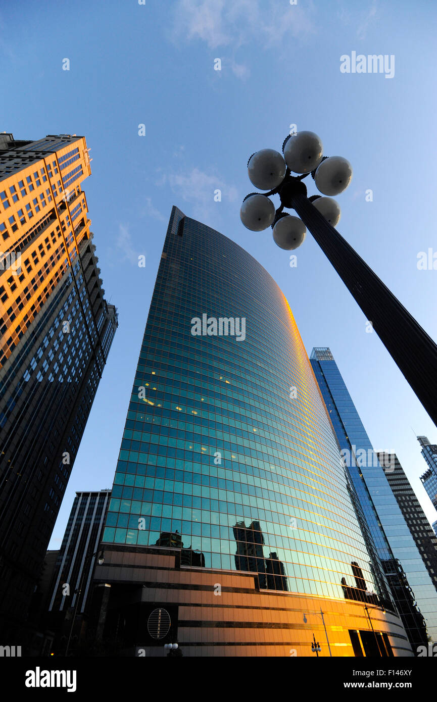 333 West Wacker Drive building in early evening, Chicago, Illinois ...