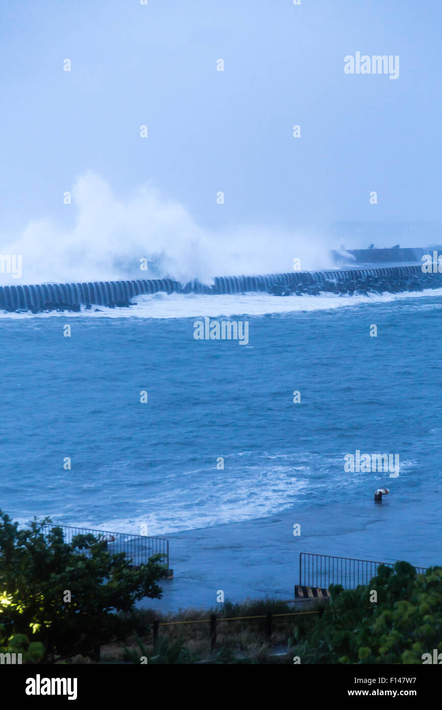 Waves crashing barrier hi-res stock photography and images - Alamy
