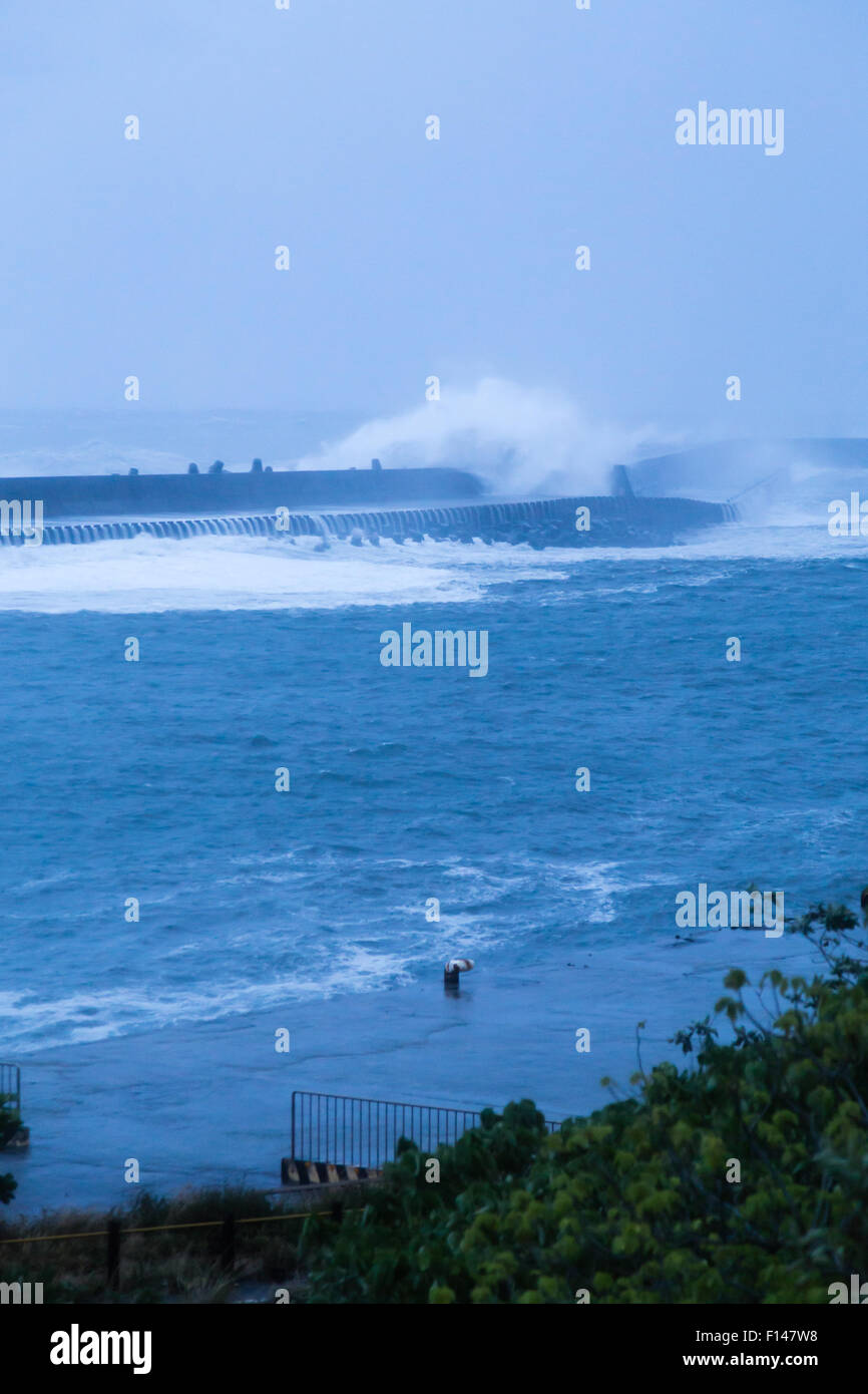 Waves crashing barrier hi-res stock photography and images - Alamy