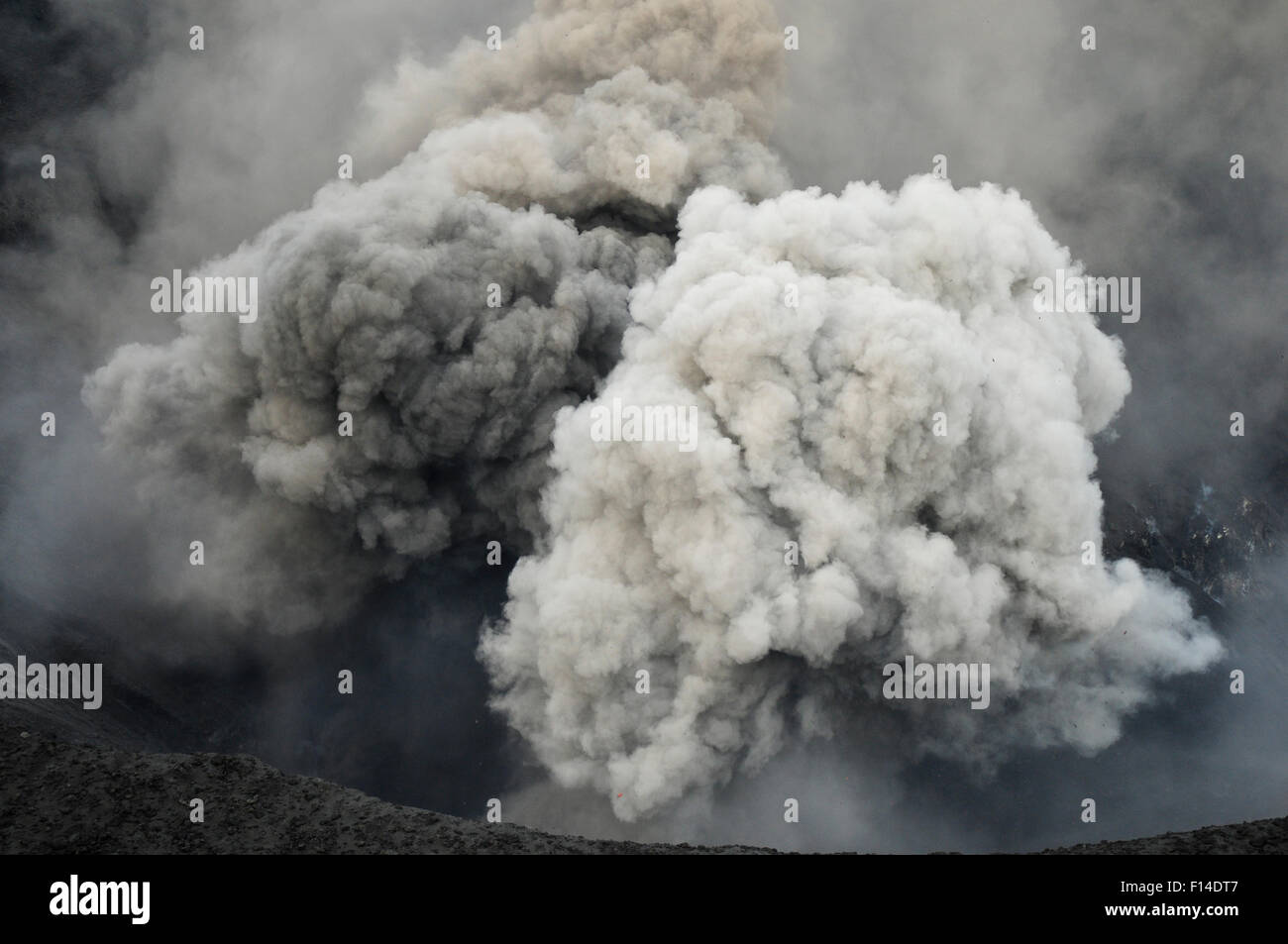 Volcano eruption ash hi-res stock photography and images - Alamy