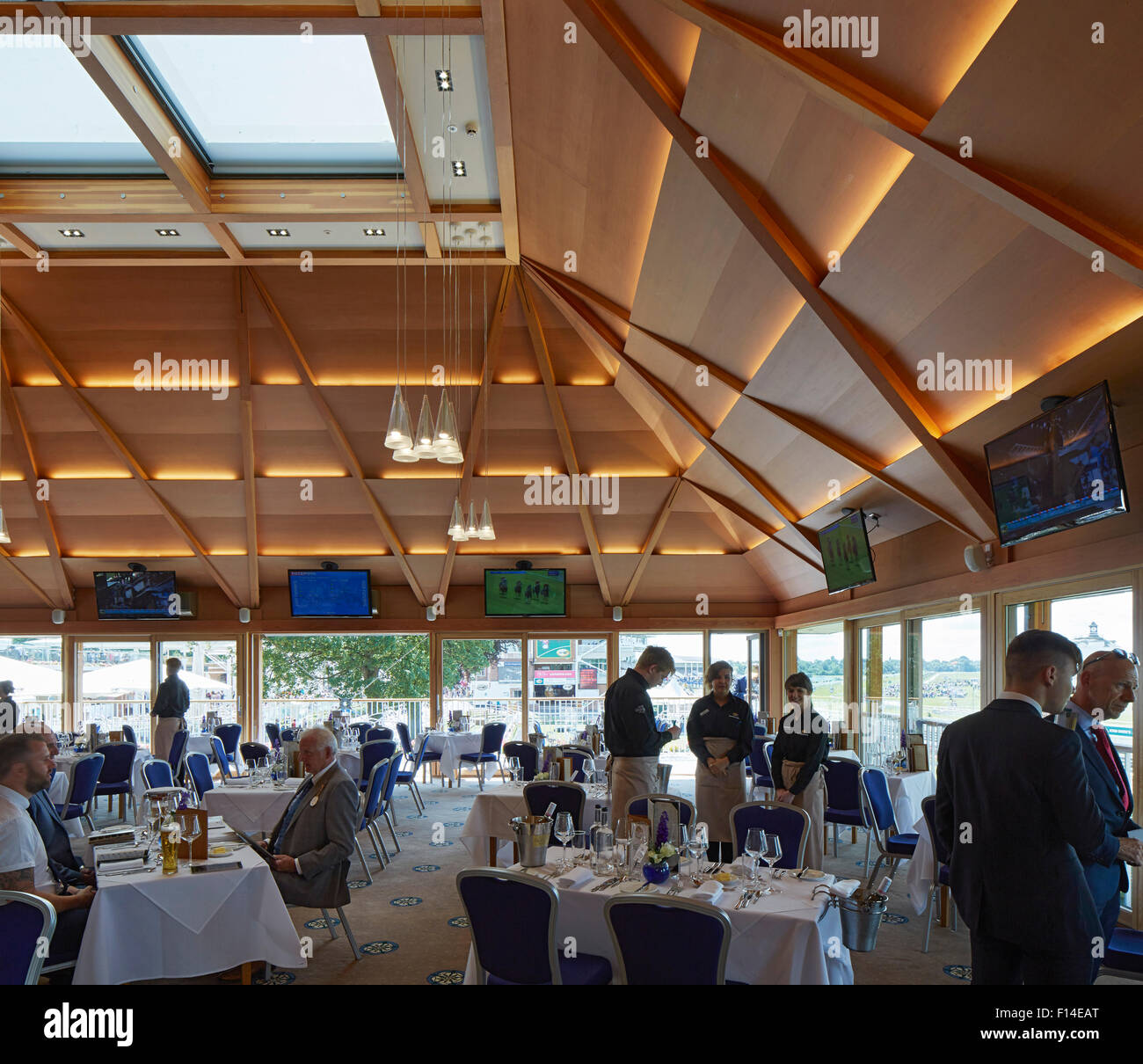 Top racecourse hi-res stock photography and images - Alamy