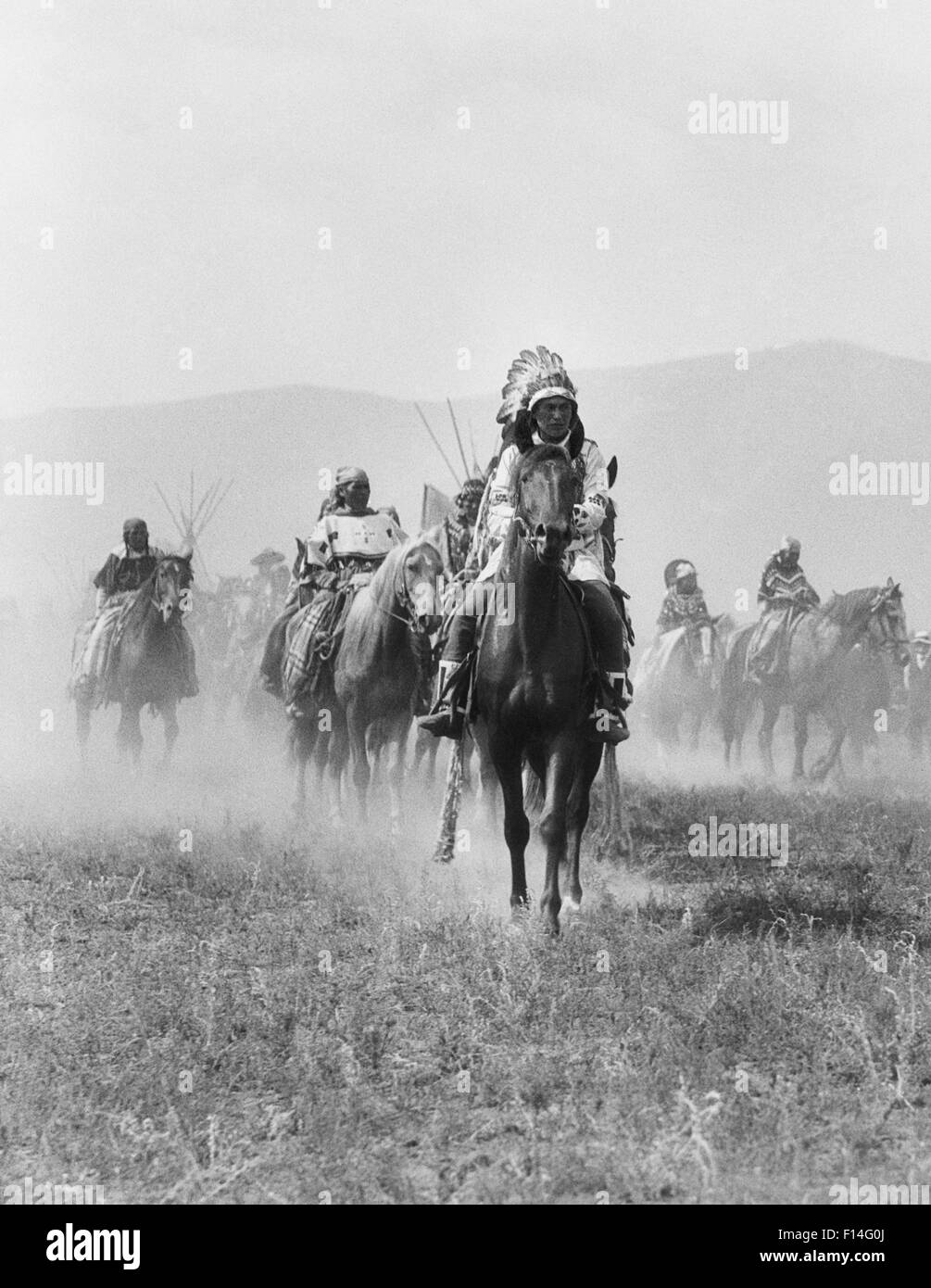1920s GROUP OF NATIVE AMERICAN KOOTENAI PEOPLE INDIANS RIDING HORSEBACK ...