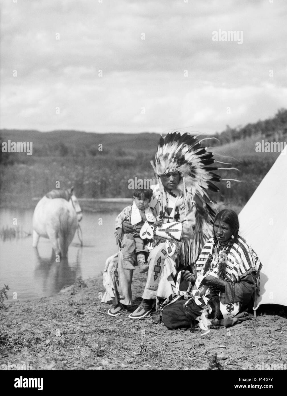 1920s NATIVE AMERICAN FAMILY MAN WOMAN CHILD HORSE BY TEPEE FULL ...
