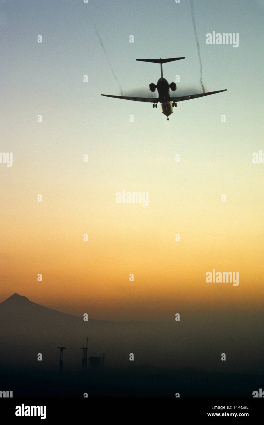 DC-9 LANDING IN GROUND FOG REAR VIEW VAPOR TRAIL Stock Photo - Alamy