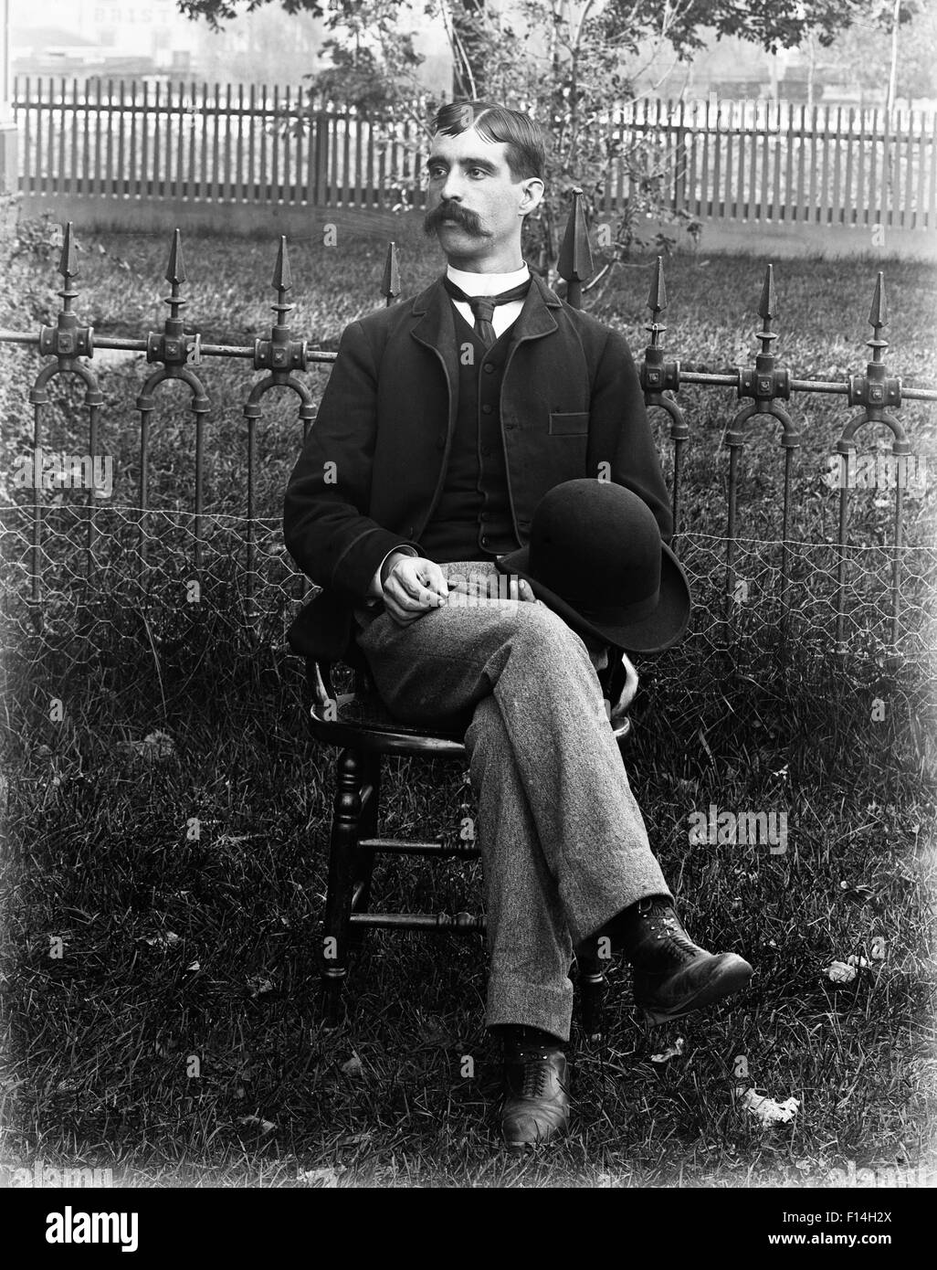 1900s man wearing bowler hat hi-res stock photography and images - Alamy