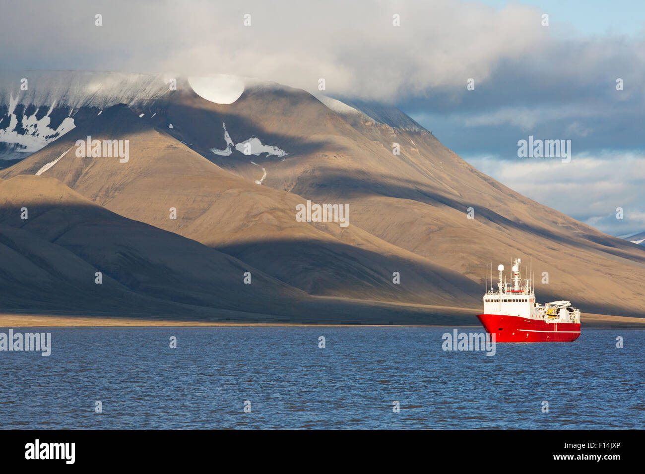 Svalbard ship hi-res stock photography and images - Alamy