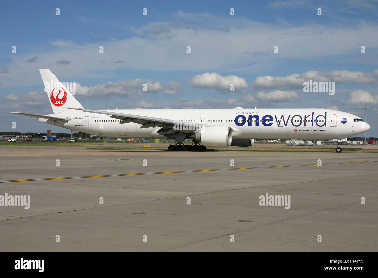 JAL ONE WORLD 777 JAPAN Stock Photo - Alamy