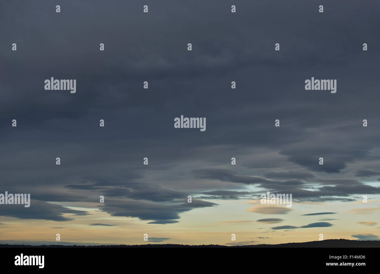 Stratus cloud hi-res stock photography and images - Alamy