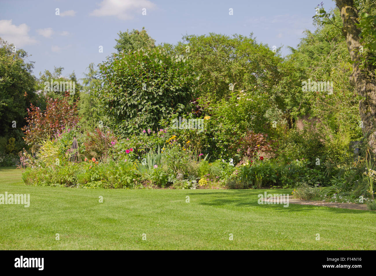 Summer garden uk country hi-res stock photography and images - Alamy