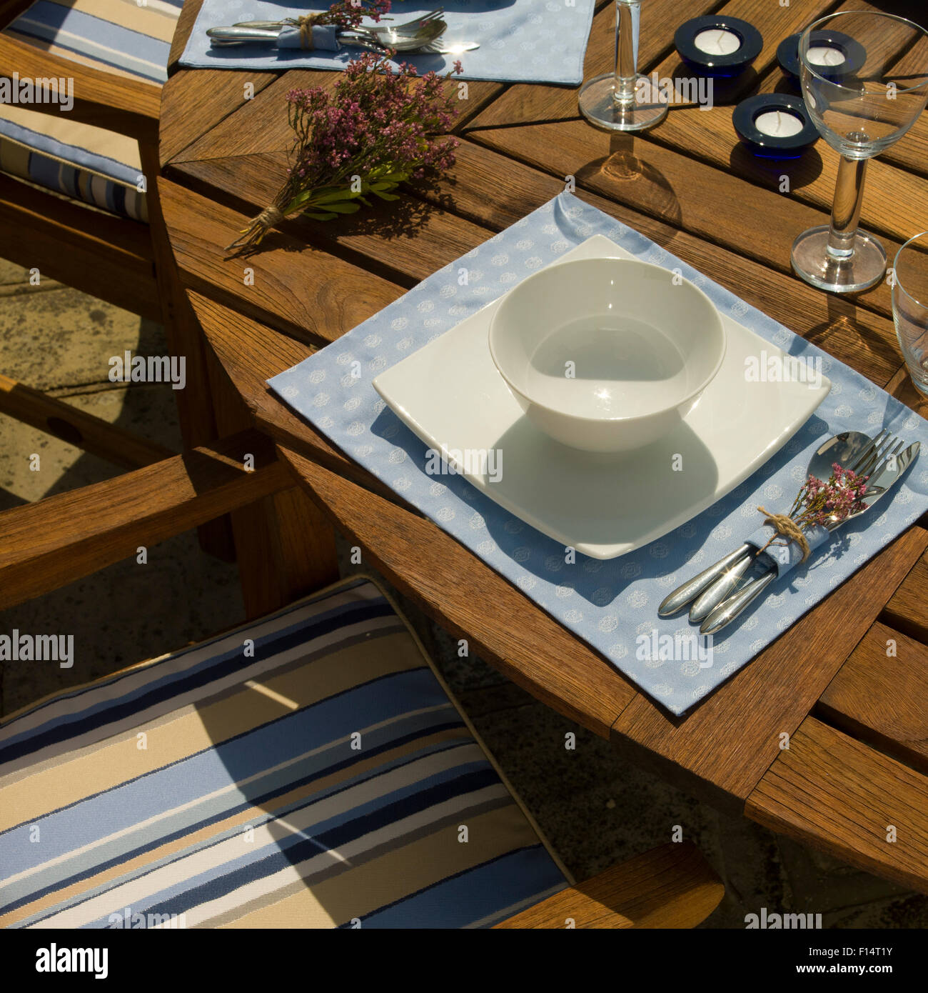 Alfresco dining table setting Stock Photo - Alamy