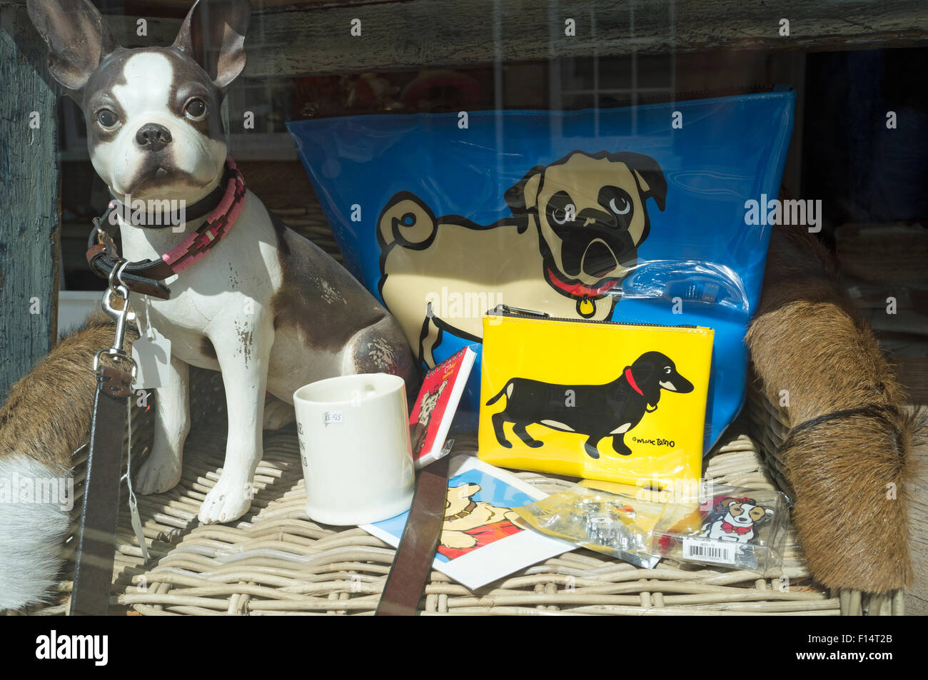 Products window display hi-res stock photography and images - Alamy