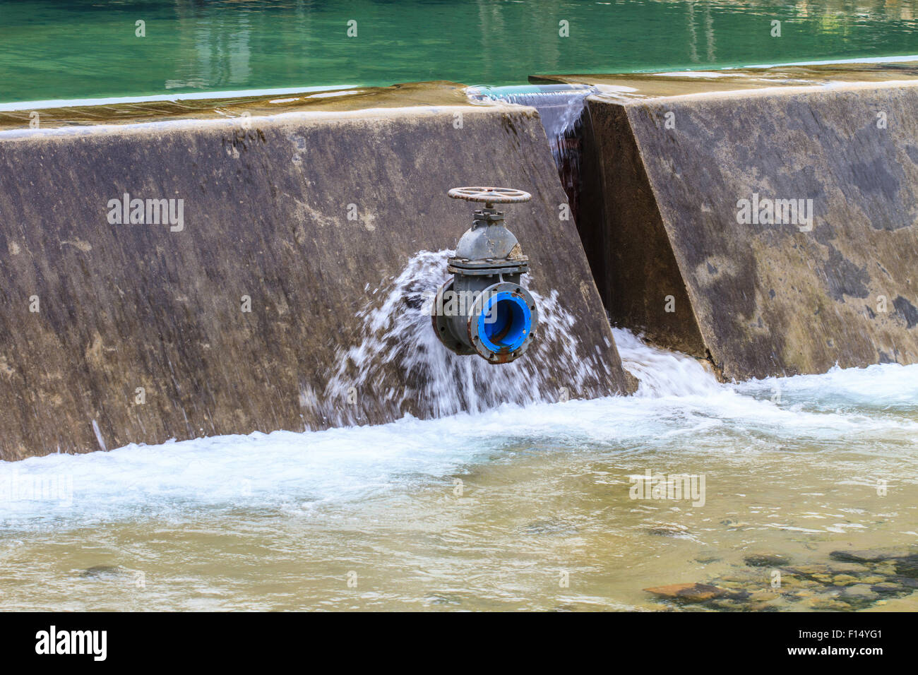 Open dam gates hi-res stock photography and images - Alamy