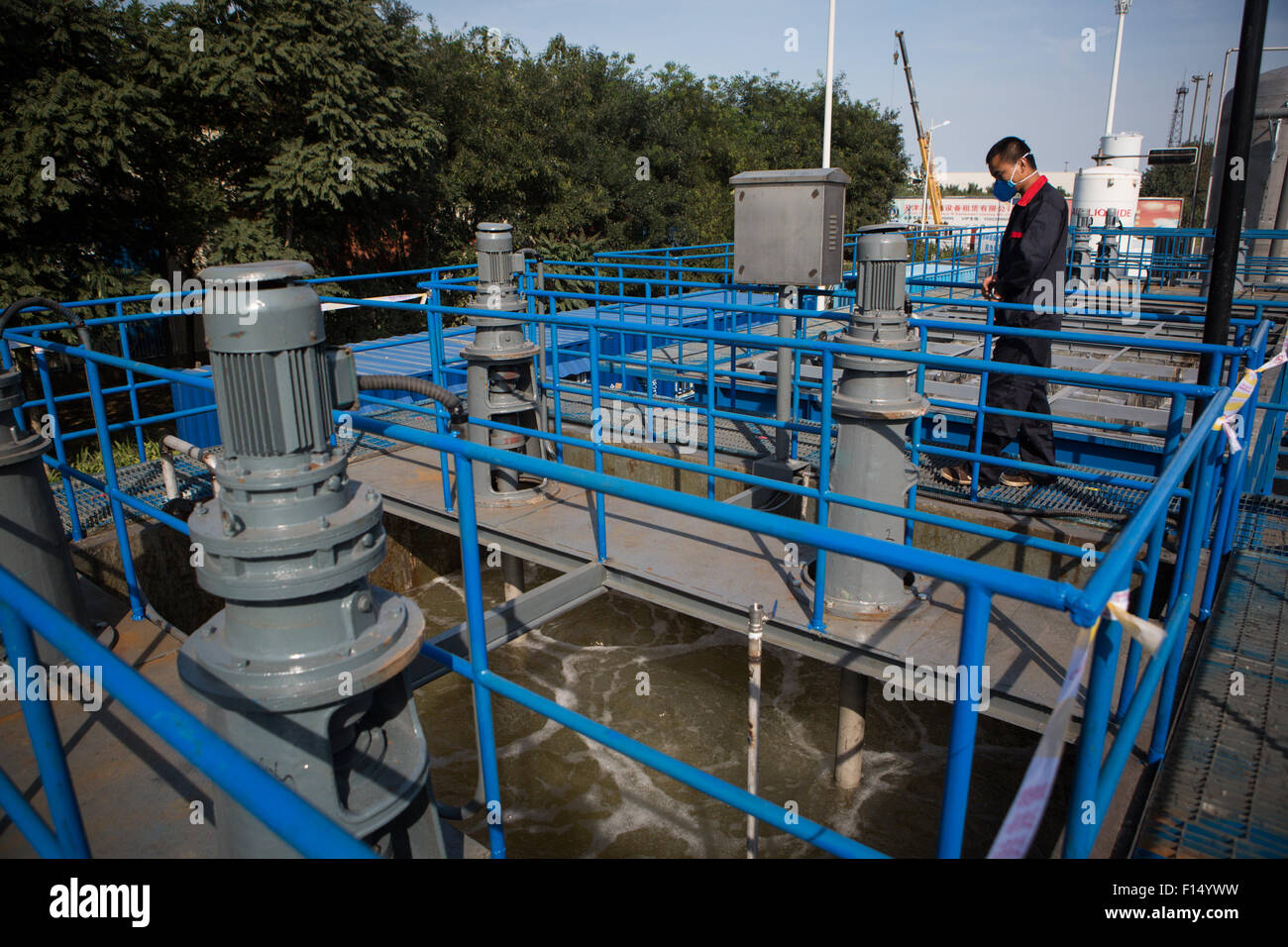 (150827) -- TIANJIN, Aug. 27, 2015 (Xinhua) -- A staff member checks ...