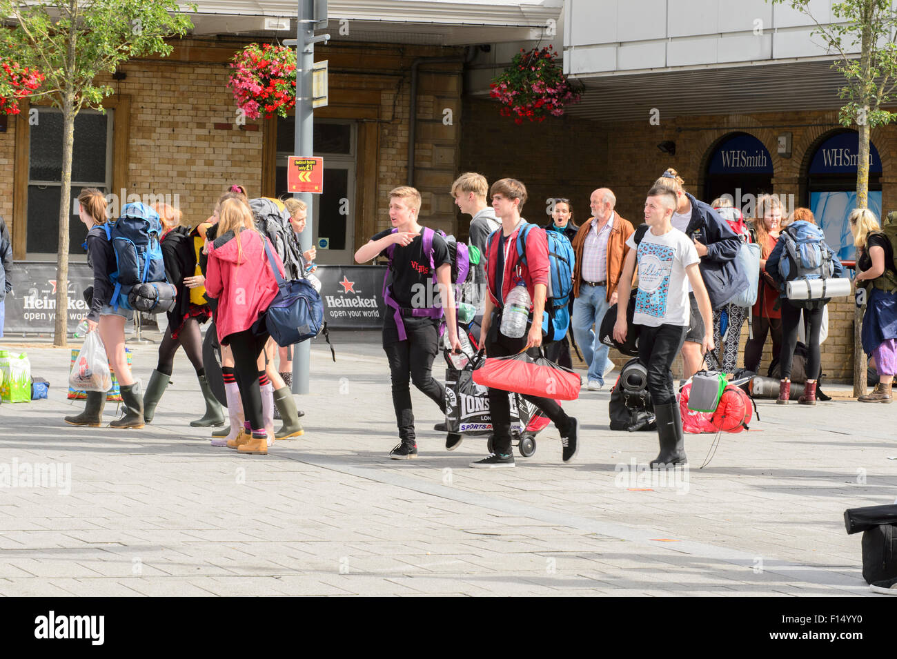 Reading, UK. 27th August, 2015. Reading Pop Festival first day crowds ...