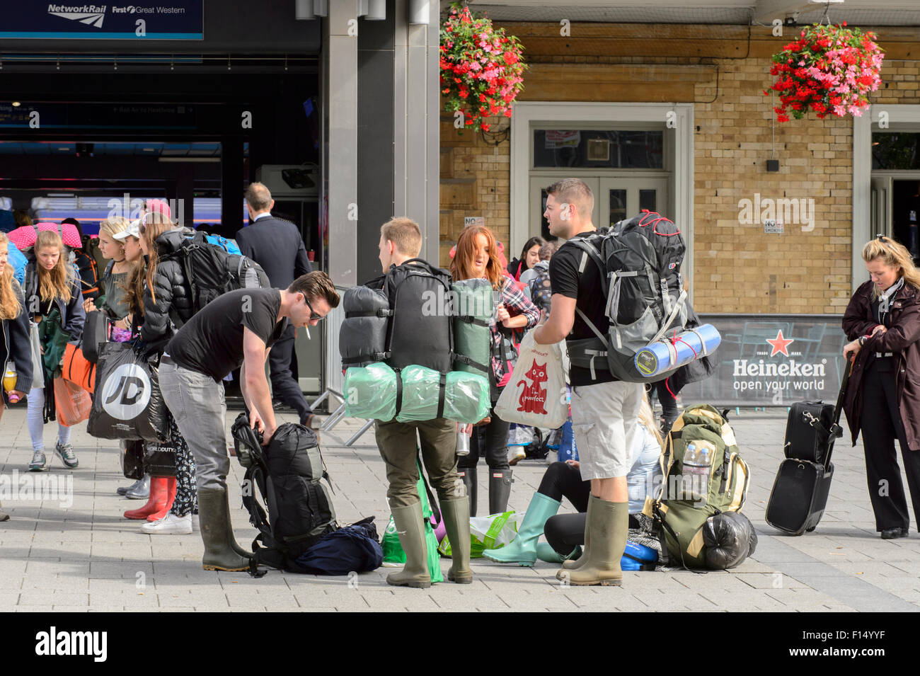 Reading, UK. 27th August, 2015. Reading Pop Festival first day crowds ...