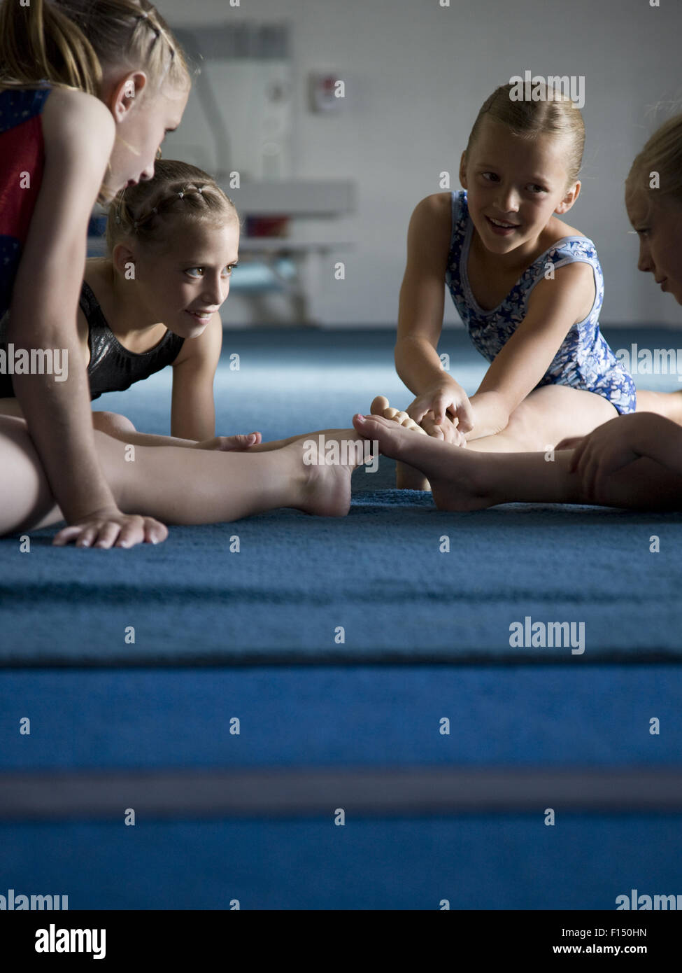 Girls 8 11 stretching in gym hi-res stock photography and images - Alamy