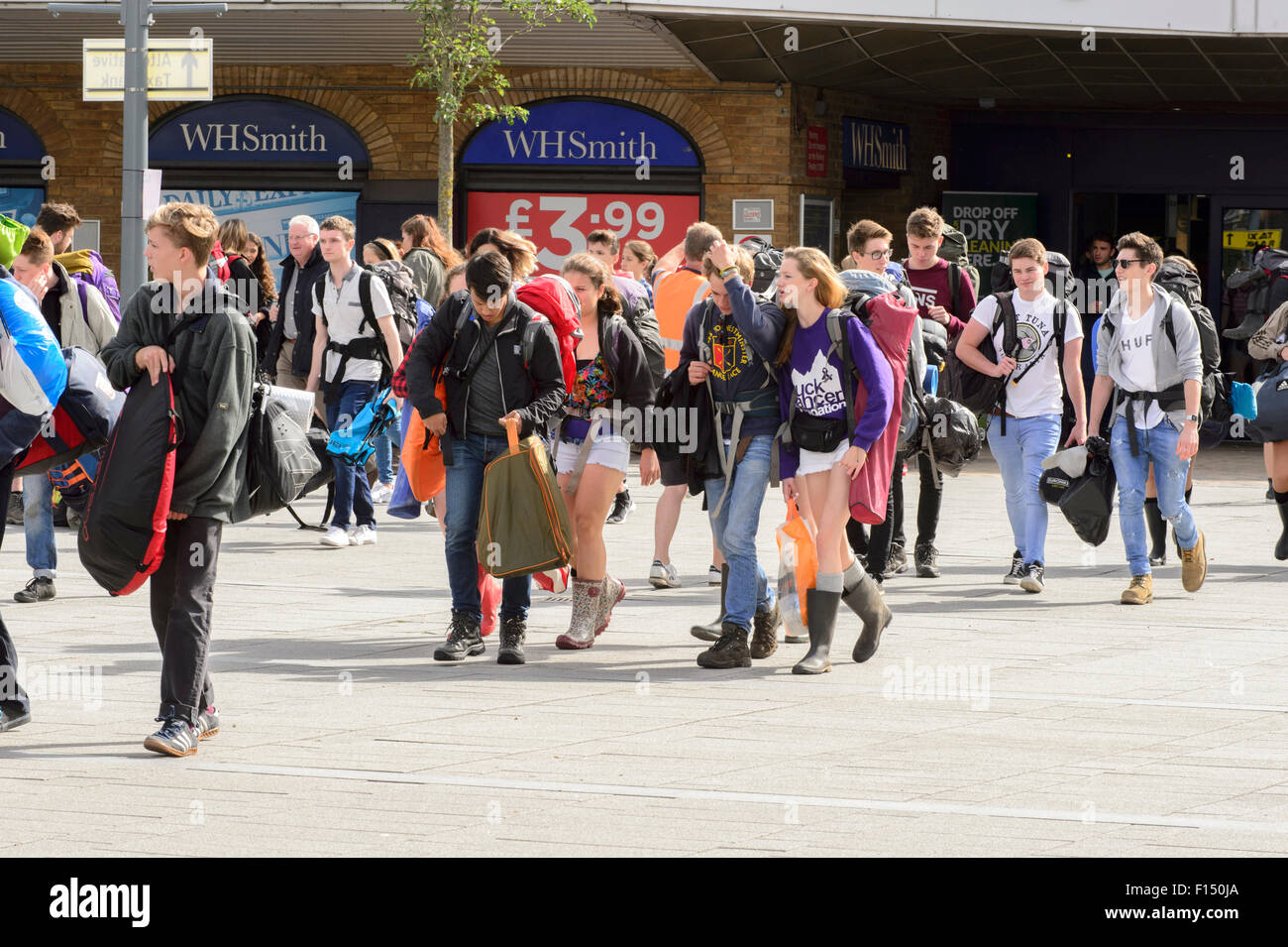 Reading, UK. 27th August, 2015. Reading Pop Festival first day crowds ...