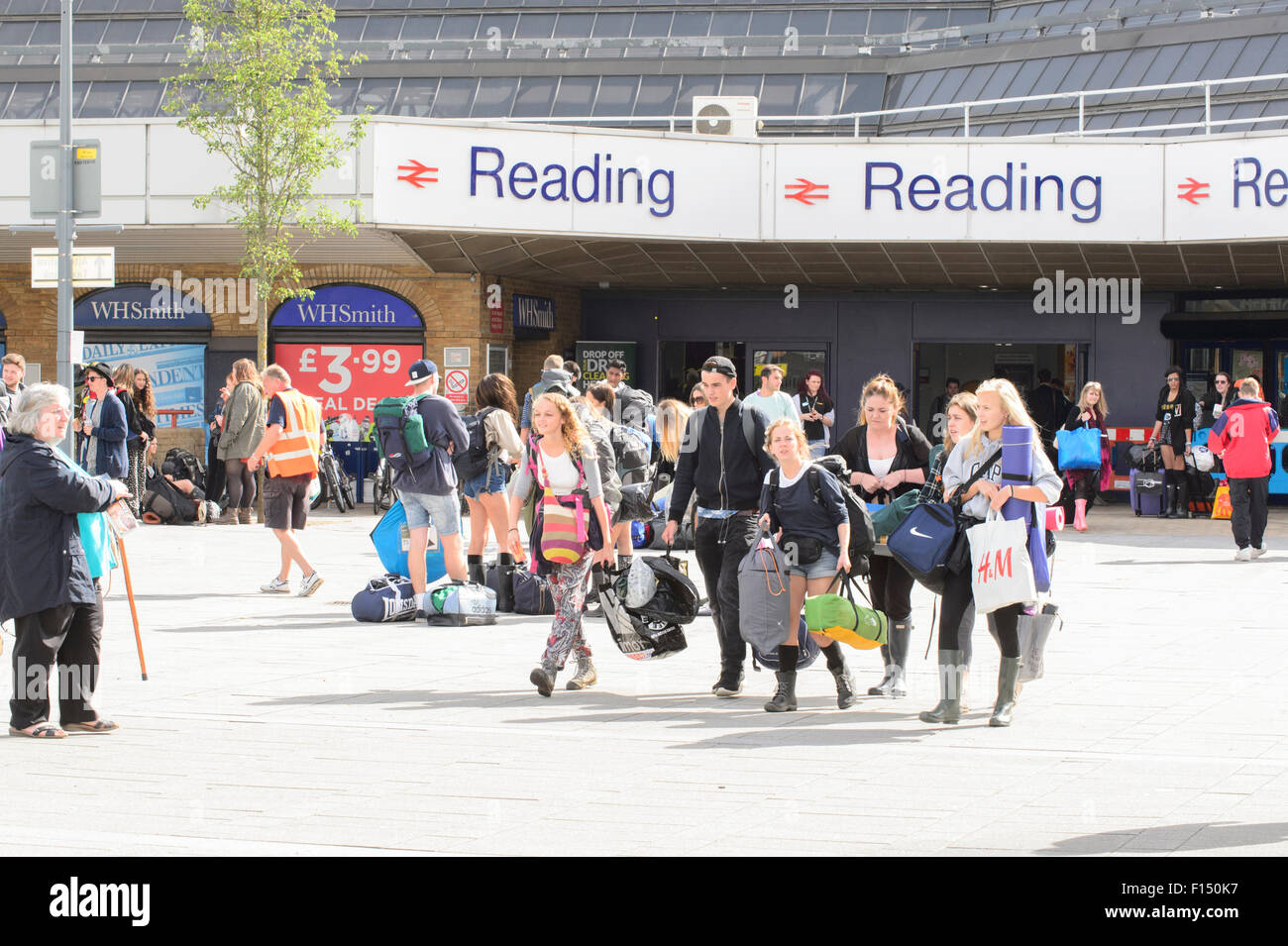 Reading, UK. 27th August, 2015. Reading Pop Festival first day crowds ...
