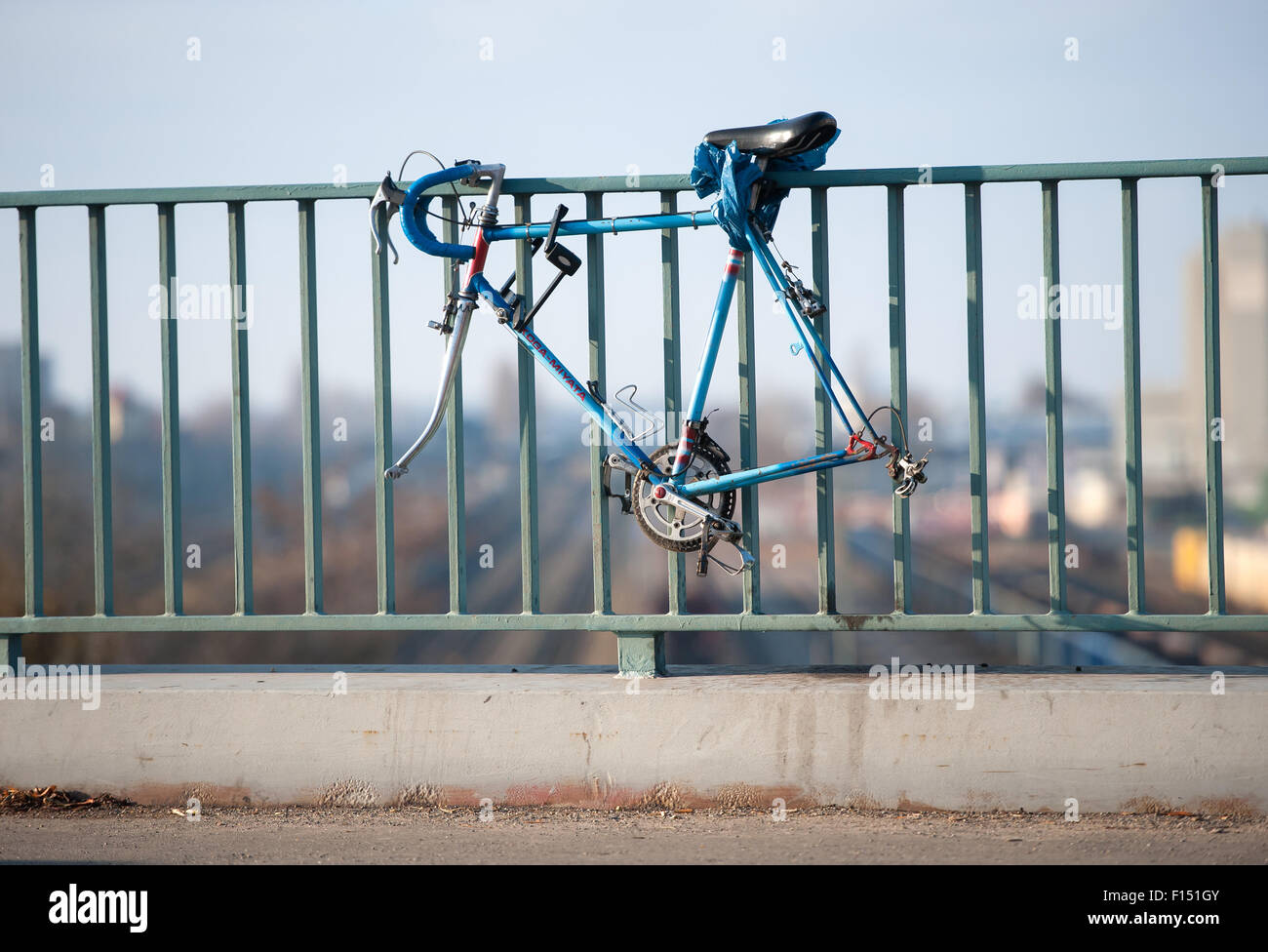 Missing wheels hi-res stock photography and images - Alamy