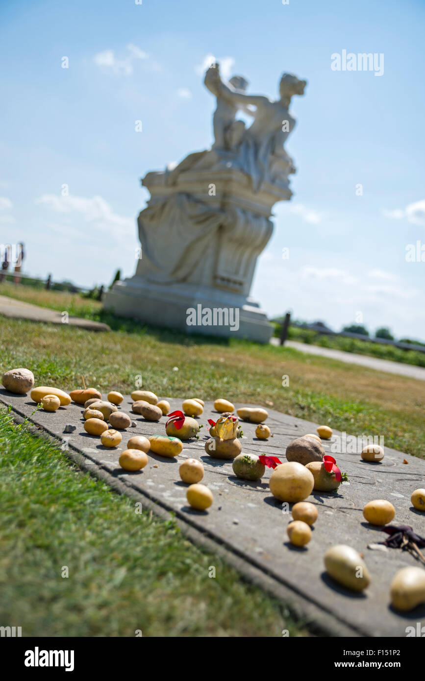 Potatoes on top of Frederick the Great's grave, Sanssouci, Potsdam ...